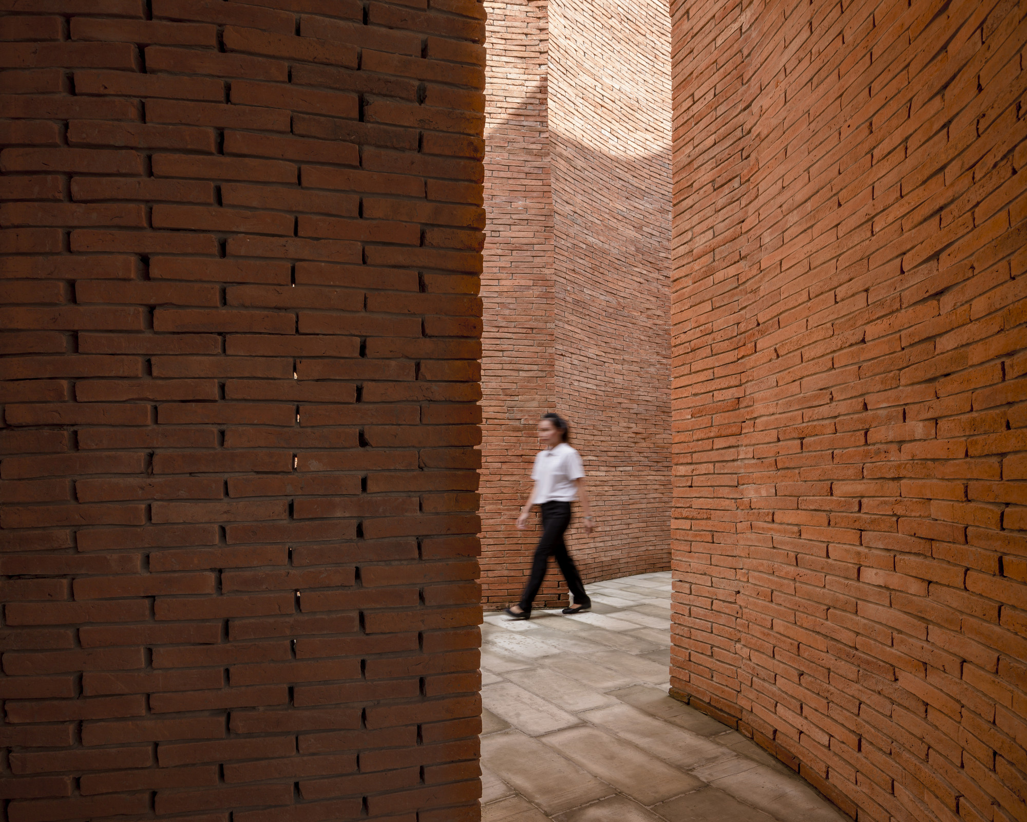 SALA-AY_03_Brick_Wall_Court_15 - Modern Design